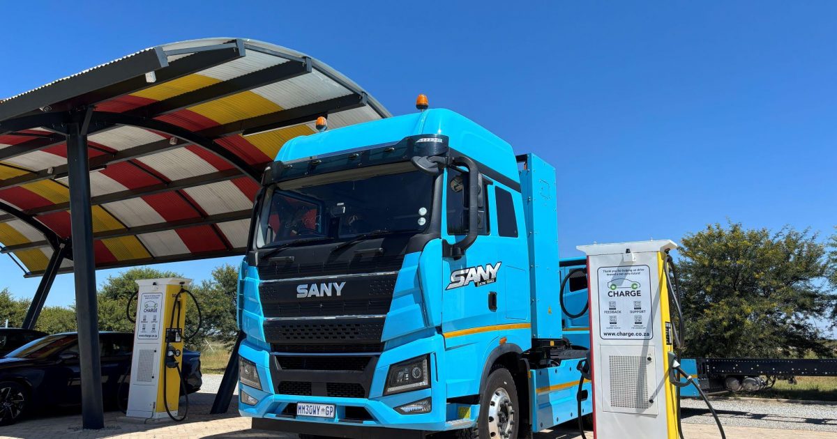 Charging an electric truck with off-grid solar power | Dealerfloor